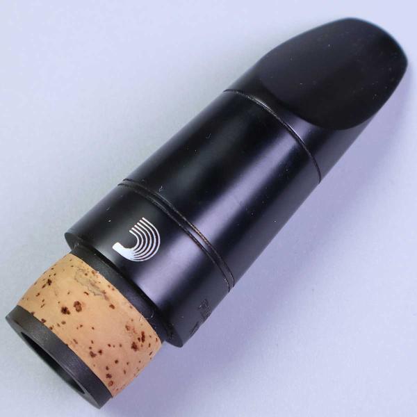 世界初の完全機械生産により高い均一性で独自のハード・ラバーを削りだし、人の手を加えることなく生産されたレゼルヴ・クラシック・マウスピースの持つサウンドは、その造形美をも超えた真の美を備えています。マウスピース本体に擦り傷、変色がございますが...