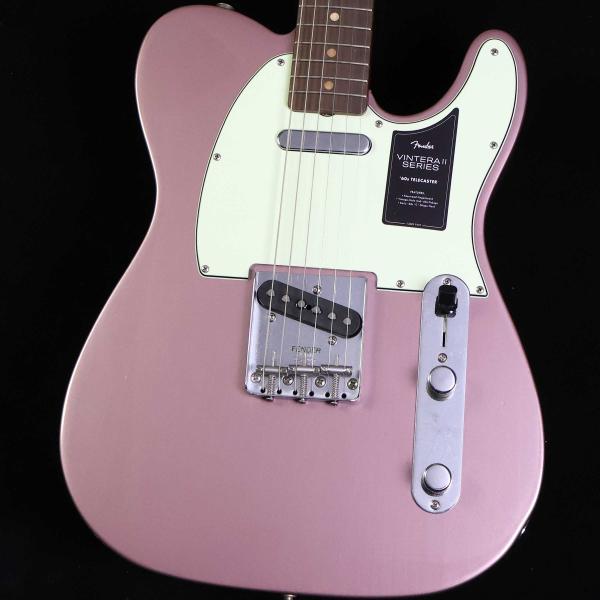 この限定生産のRoad Wornモデルは、穏やかな塗装のひび割れ（チェッキング）と使用感に合わせた摩耗表現、そして控えめなツヤのセミグロス仕上げを組み合わせることで、長年弾き込まれたヴィンテージ・フェンダーのような、自然な風合いを再現してい...