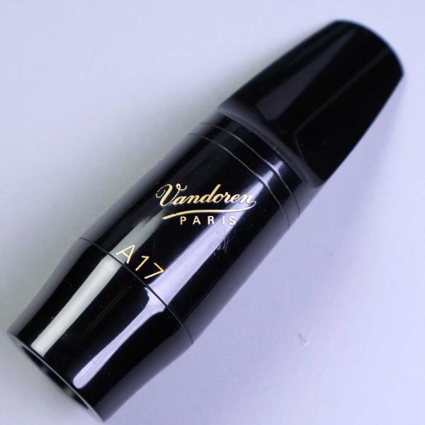 V5シリーズの特徴は、チェンバーが伝統的な丸い形になっていることです。これらのマウスピースは、クラシックからジャズまで非常に幅広いジャンルの演奏家の方々に使用できるよう、幅広いモデルがあります。マウスピース本体に擦り傷、軽度の色焼け・汚れが...