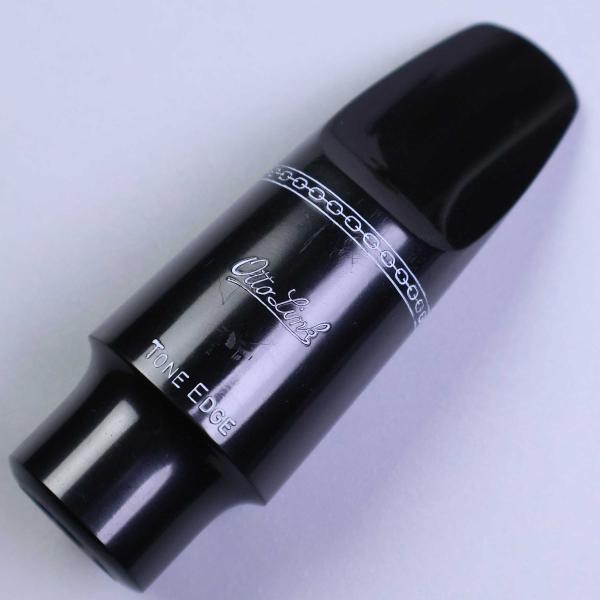 バッフルはロールオーバー型で、チェンバー容積を大きく取るため、ややくぼんだ形状に加工されています。全音域に渡ってコントロールのし易さにも定評があります。本体に擦り傷・変色、外箱にダメージがございますが通常使用において問題はございません。【o...