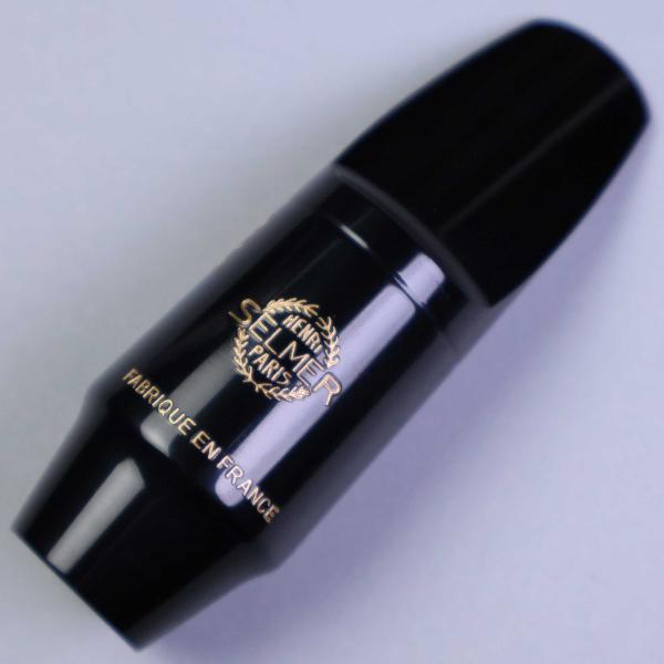 あらゆる種類のサクソフォンにフィットし、他に類のないほどの人気を勝ち得ており、今日を代表するマウスピースとして広く認められています。非常にあたたかく、幅広い豊かな音が特徴です。本体に軽度の擦り傷、汚れ、外箱にダメージがございますが通常使用に...