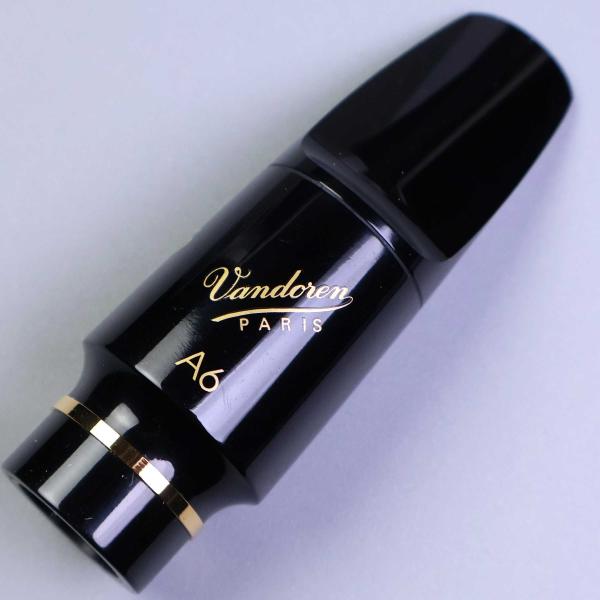 50年代の有名なアメリカン・アルトサクソフォンマウスピースの伝統を、ジャズ用エボナイト・マウスピースで実現しました。本体に軽度の擦り傷、外箱にダメージがございますが通常使用において問題はございません。【ol_mp】