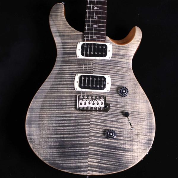 圧倒的なコストパフォーマンスで人気のPRS SE Custom24が入荷しました。発売以来マイナーチェンジを繰り返しながらロングセラーとなっておるSEシリーズのカスタム24、最新の仕様であるヘッドストックのロゴがPaul Reed Smit...