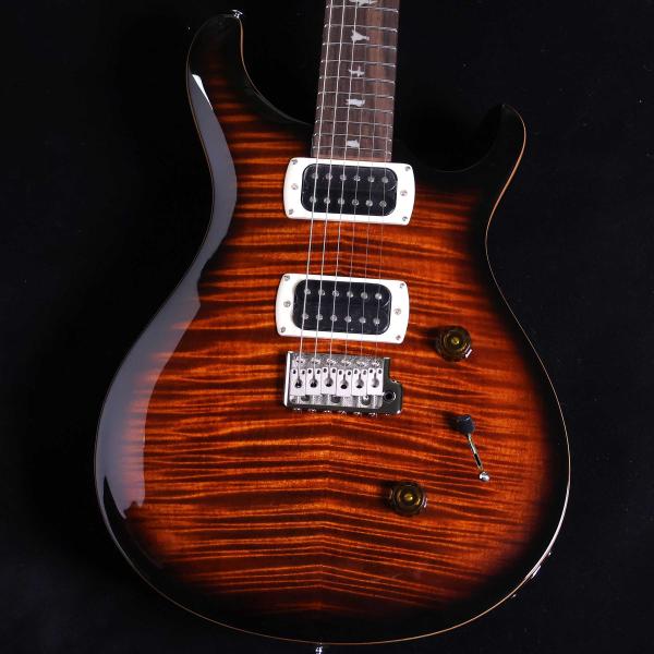 圧倒的なコストパフォーマンスで人気のPRS SE Custom24が入荷しました。発売以来マイナーチェンジを繰り返しながらロングセラーとなっておるSEシリーズのカスタム24、最新の仕様であるヘッドストックのロゴがPaul Reed Smit...