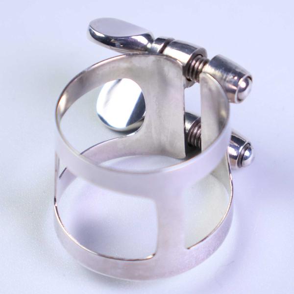 ヤマハの E♭クラリネットリガチャーです。保体に軽度の擦り傷・変色がございますが演奏使用において問題はございません。【ol_mp】