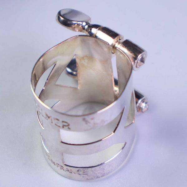 リードの振動を限りなくピュアに伝えるために、試行錯誤のすえ完成された理想的なデザインは、あらゆるジャンルの演奏家に愛されています。本体に擦り傷・変色、外箱にダメージがございますが通常使用において問題はございません。【ol_mp】