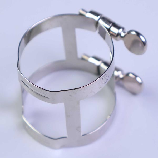 バンドレンのバスクラリネット用リガチャー本体に擦り傷、くすみ、変色、外箱にダメージがございますが通常使用において問題はございません。【ol_mp】