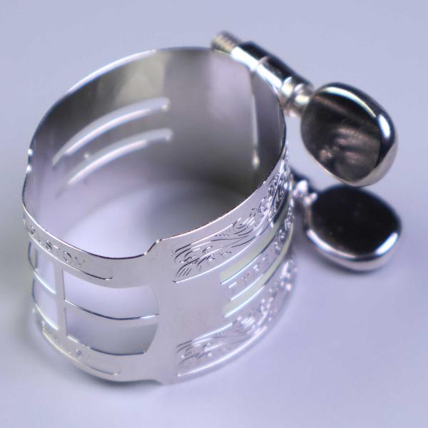 2つネジタイプは、ネジの締め具合を個別に調整することで、リードの反応をより細やかにコントロールすることができます。Bay（ベイ）のリガチャーは、非常に薄い金属を使用した繊細な構造となっております。ネジを必要以上に強く締め付けたり、落下させた...