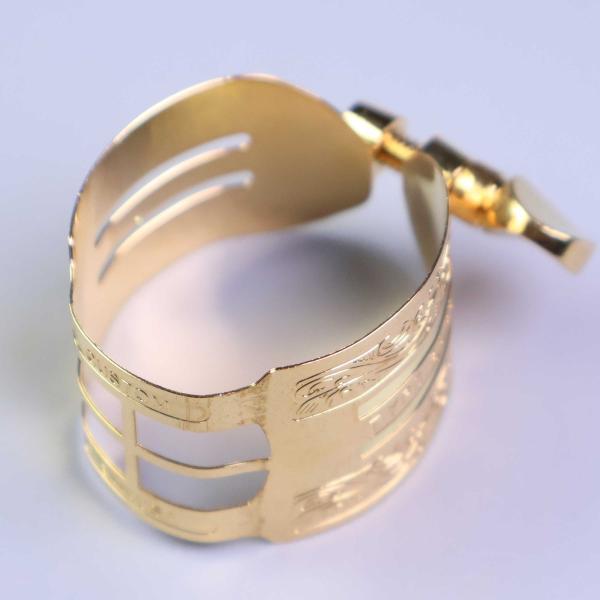 リードとマウスピースにぴたりと密着し、リードの振動を最大限に引き出します。22Kゴールドメッキは輪郭がよりクリアで明るい音色が特徴。リードを均一に締められる1つネジタイプ本体に軽度の擦り傷・変色がございますが演奏使用において問題はございませ...