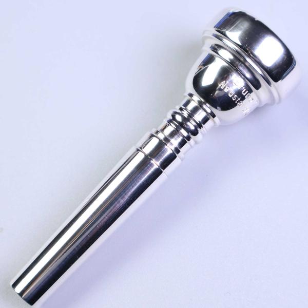 ティルツ社は、ヨーロッパを代表するマウスピース専門メーカーです。金管マウスピースのあらゆるモデルを製造し、デザイン、金属などすべての分野において響きのバランスを追求しています。本体に軽度の擦り傷、くすみ、パッケージにダメージがございますが演...