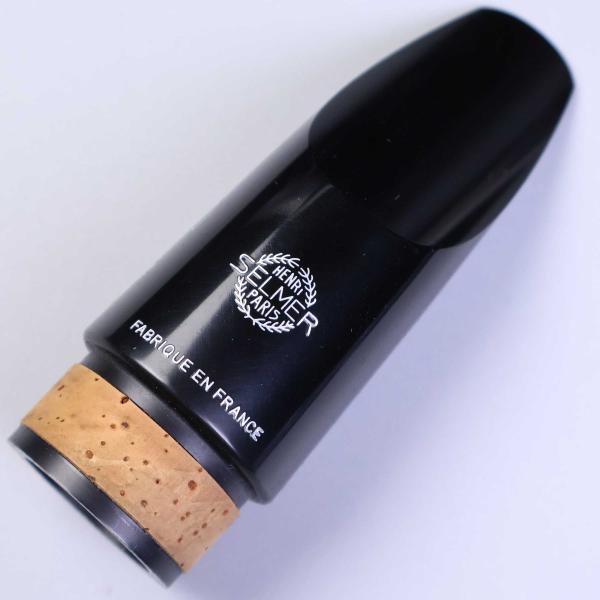 吹きやすさを保ちながら、開きを大きくしました。これによりすべての音域で音の広がりが得られ、また音の遠達性を実現しました。本体に擦り傷・変色がございますが演奏使用において問題はございません。【ol_mp】