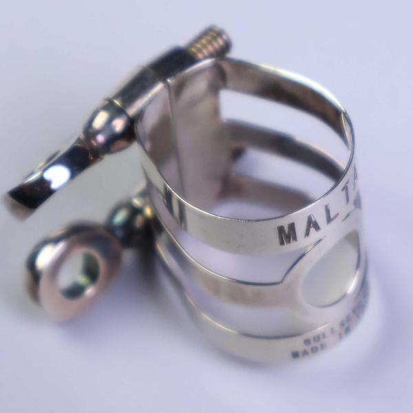 厚み0.4mmの真鍮を型取りして制作した今までにない厚さのリガチャーです。リードを振動させられるように支えMALTAが長年の経験により生み出したセッティングのしやすさも魅力です。本体に擦り傷・変色がございますが演奏使用において問題はございま...