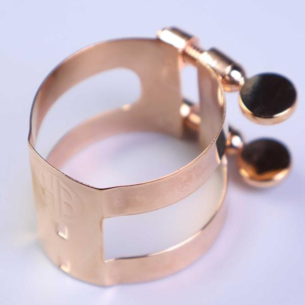 HB リガチャーは、フランスの老舗メーカー H rouard &amp; B nard ／エルアール &amp; ベナール社の製品です。ハーモニーモデルは金属製／逆締め／2本締めのリガチャーで、リードを押さえる部分に２つの小さな突起がありま...