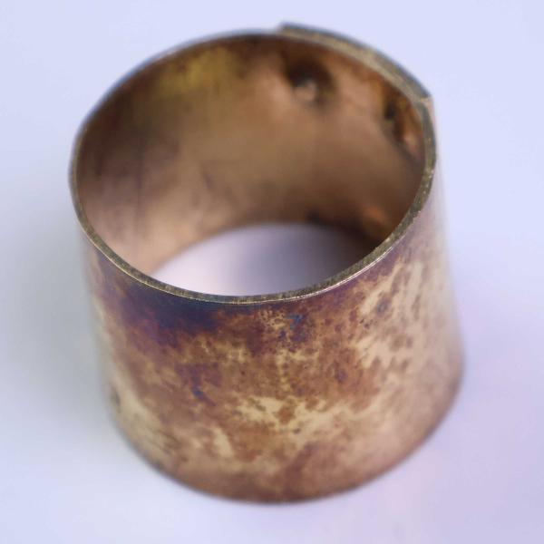 パイプ材を叩き出して職人が制作するリガチャー。ネジなどがないため効率良く振動が伝わります。本体に擦り傷・変色がございますが演奏使用において問題はございません。【ol_mp】