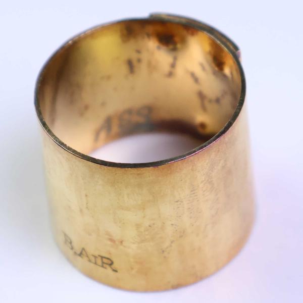 パイプ材を叩き出して職人が制作するリガチャー。ネジなどがないため効率良く振動が伝わります。本体に擦り傷・変色がございますが演奏使用において問題はございません。【ol_mp】