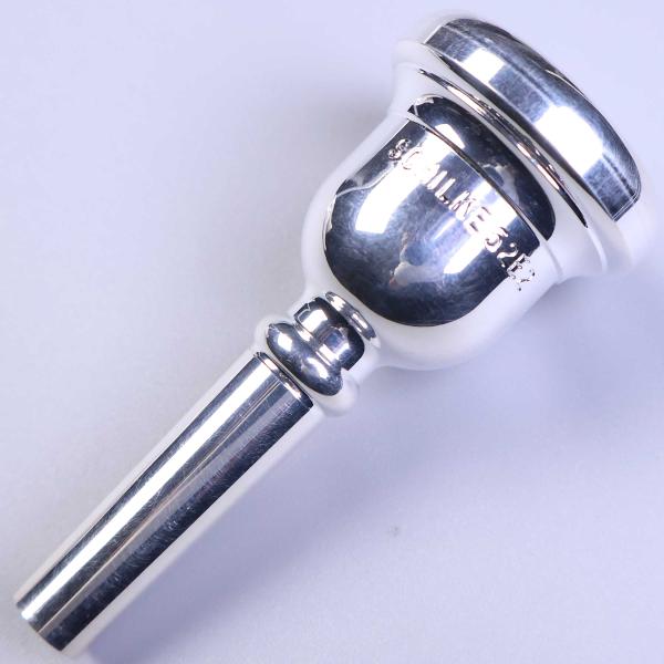 創設者Renold O.Schilkeは、シカゴ交響楽団やWGN放送管弦楽団などでトランペット奏者として活躍してきました。彼は演奏家としての才能も素晴しいものでしたが、プレイヤー時代からマウスピースの製作や楽器のチューンアップを行なってきま...