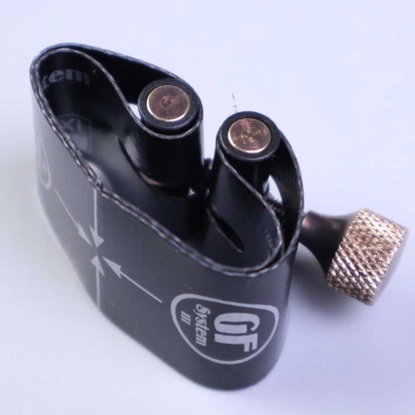 左右の金属棒のネジの仕組みは緻密に計算されたシステムに基づいており、ネジを巻くと両側から均等に締っていきます。リードを抑える力が均一になるのと同時に、リードがセットした位置からずれないようになっており、無理なく振動するようになります。本体に...