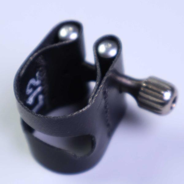 より自由にリードが振動するよう接地面に空間をあけた設計。幅広い音量・音色で、レスポンスが良く、より現代的なサウンド作りに最適。本体に軽度の擦り傷・くすみがございますが演奏使用において問題はございません。【ol_mp】