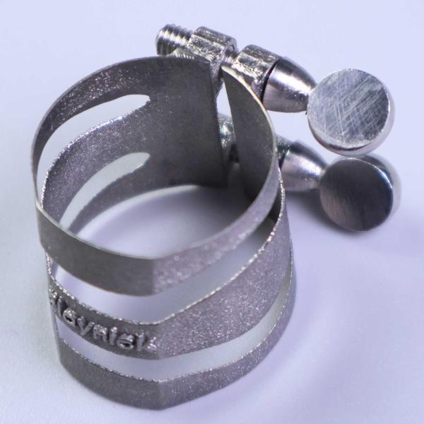 加工が非常に難しいとされるチタン製。とても軽くリードの反応が良くなるリガチャー。本体に軽度の擦り傷・変色がございますが演奏使用において問題はございません。【ol_mp】