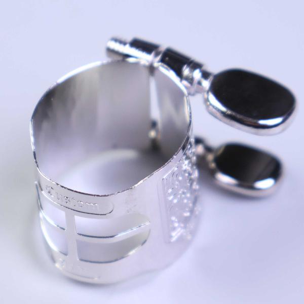 リードを均一に締められる1つネジタイプは、まとまりのある音色が得られ、脱着もスムーズ。Bay（ベイ）のリガチャーは、非常に薄い金属を使用した繊細な構造となっております。ネジを必要以上に強く締め付けたり、落下させたりすると、変形や破損の原因と...