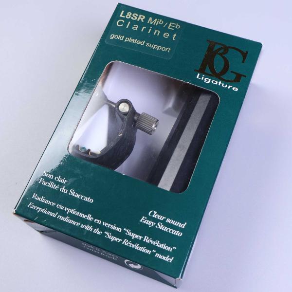 サポート部分にゴールドプレート（金メッキ）を採用。レヴェレーションの長所を備え、さらに輝きのある、華やかでクリアな音色を作ります。ソロ演奏に最適。本体に擦り傷、くすみ、変色、外箱ダメージがございますが通常使用において問題はございません。【o...