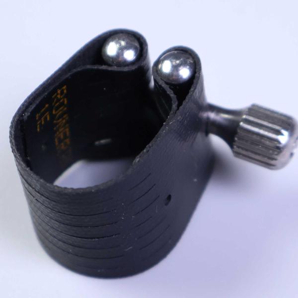 ダークで温かく、芯のある音色をもたらす優れた汎用性を備え、クラシック奏者はもちろん、ジャンルを問わず幅広いプレイヤーに愛用されています。確実な装着のしやすさ、耐久性、そして安定した演奏性能により、教育現場でも長年にわたり高い信頼を獲得。本体...