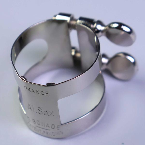 ボナードのリガチャーは、2本のレールがリードをしっかりと支えることで、リードがより自由に振動する構造の金属製リガチャー。落ち着きのある豊かな音が得られ、幅広い層に指示されています。本体に軽度の擦り傷・変色がございますが演奏使用において問題は...