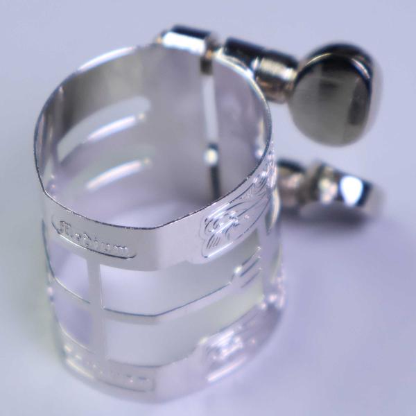 2つネジタイプは、ネジの締め具合を個別に調整することで、リードの反応をより細やかにコントロールすることができます。本体に擦り傷、くすみ、変色、外箱ダメージがございますが通常使用において問題はございません。【ol_mp】