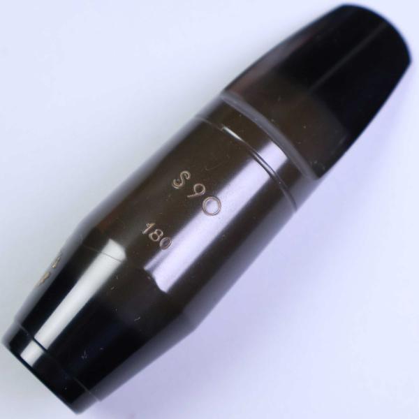 様々な分野の演奏家に愛用されている人気マウスピース。その音は非常にストレートで均質に響き、また柔軟性としなやかさが非常に優れバランスがとれているので、学生でもプロ奏者でもその要求を満たしてくれます。本体に擦り傷・変色・テープ痕・パッケージに...