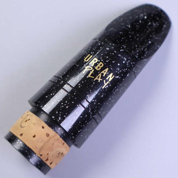 硬化ゴムに似た特性を持つ独自のアクリル素材を採用した、均一な品質が特長のマウスピースです。本体に擦り傷、くすみ、外箱ダメージがございますが通常使用において問題はございません。【ol_mp】