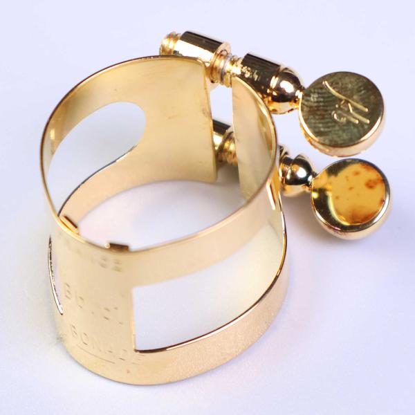 音鳴りが良くなるように細部に渡り成型加工を施し、メッキも掛け直すことによって、音の粒立ちがはっきりとし、立ち上がりも向上しました。こちらは逆締め仕様です。右手でネジを締めます。ネジがマウスピースの背中側（リードを取り付ける面の反対側）に来る...