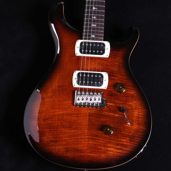 圧倒的なコストパフォーマンスで人気のPRS SE Custom24が入荷しました。発売以来マイナーチェンジを繰り返しながらロングセラーとなっておるSEシリーズのカスタム24、最新の仕様であるヘッドストックのロゴがPaul Reed Smit...