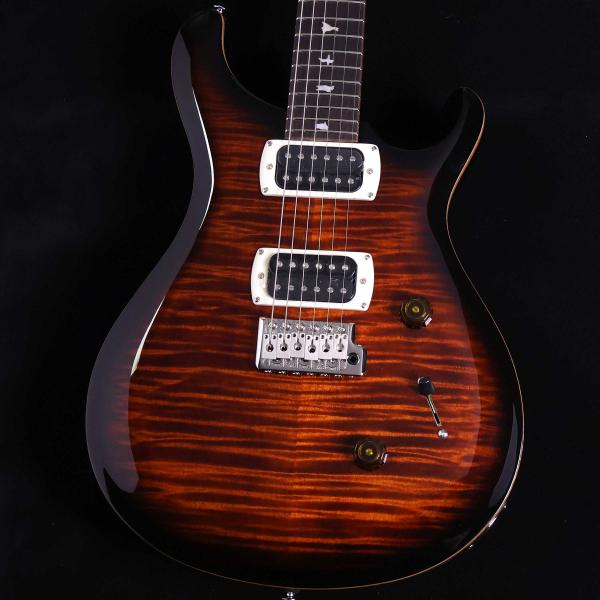 圧倒的なコストパフォーマンスで人気のPRS SE Custom24が入荷しました。発売以来マイナーチェンジを繰り返しながらロングセラーとなっておるSEシリーズのカスタム24、最新の仕様であるヘッドストックのロゴがPaul Reed Smit...