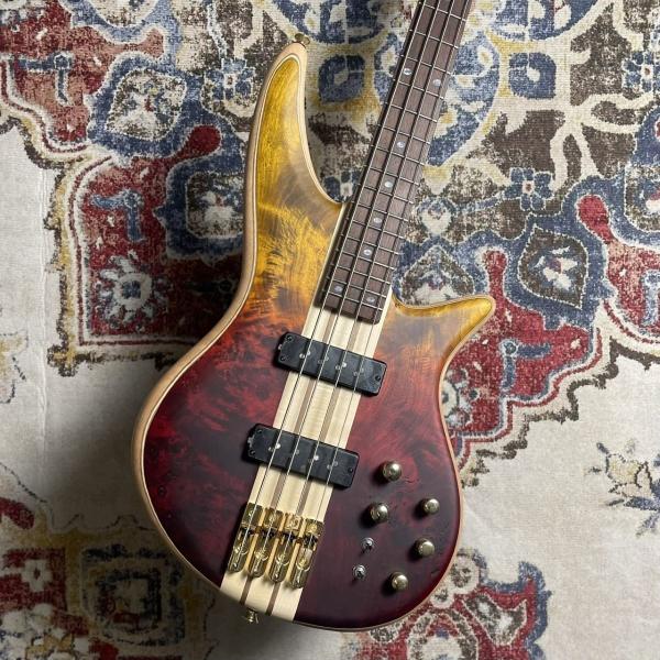 他の楽器と一線を画す大胆なベースであり、要求の厳しいプロプレイヤー、冒険心溢れる演奏者に最高のサウンドを提供するためデザインされています。ポプラバール／ウォルナット／メイプル／ウォルナット／マホガニーを使用した、マルチラミネイト構造のボディ...