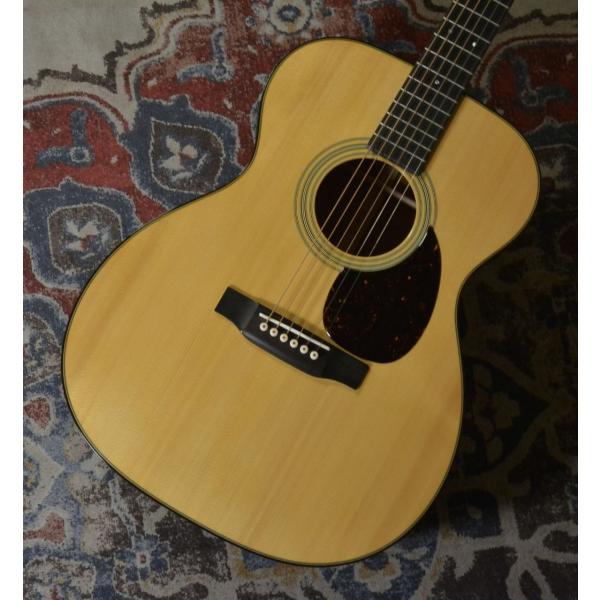 Martin本拠地であるナザレスにて熟練クラフトマンにより生み出される珠玉の1本「Martin Custom Shop」が中古で入荷しました。2021年に製作された本機は、OMボディをベースにカスタムされたモデルで、ボディトップとブレイシン...