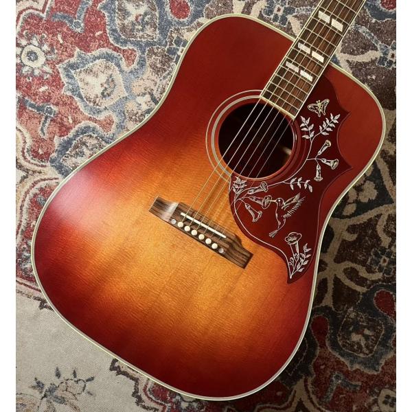 Gibson新しい試みであるスクエアショルダーを初採用したモデルでもございます。当時の移り変わりが激しい音楽シーンを乗り越えて今でも数多くのアーティストに愛されております。エイジングを施したスプルーストップからは、Gibsonらしい特徴的な...