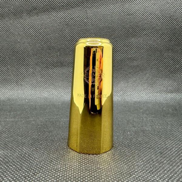セルマー　ソプラノサックス用マウスピースキャップです。金属製になります。【仕様】ソプラノサックス用【特価理由】長期展示品のため全体的にくすみあり箱破損あり※写真をご確認くださいませ。