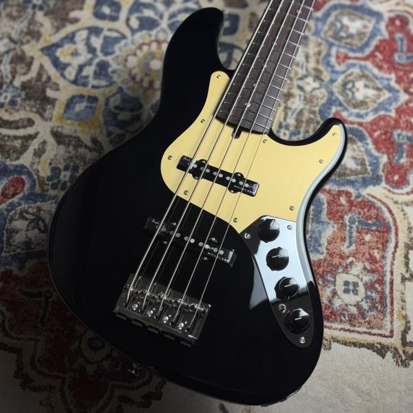 King Gnuやmillennium paradeのベーシストである新井和輝のシグネイチャーモデルとして、2021年に限定生産された“Deluxe Jazz Bass V Kazuki Arai Edition”が、この度、より親しみやす...