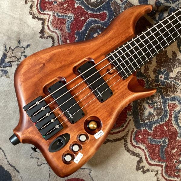 アルダーボディにエボニー指板、ATLANSIA自慢の太めのネックにスタイリッシュなオフセットしたボディシェイプは独創性豊なルックスとは裏腹に非常にプレイアビリティの高い、扱い易い特性を持っています。※ハンドメイドの為、細かい傷や小さな打痕等...