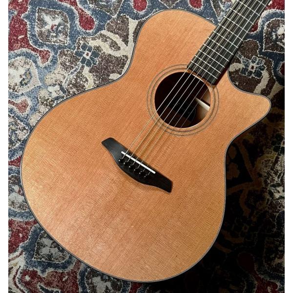 通常のBlueシリーズはボディがサテンフィニッシュなのに対し、本モデルはトップのみグロスフィニッシュとなっております。高級感はもちろんのこと、グロスにすることでより豊かな鳴りを実現しております。トップ材：シダー、サイドバック材：マホガニーと...