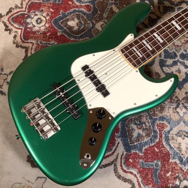 アルダーボディ、メイプルネック、ローズウッド指板の王道仕様5弦JB。オリジナルJJピックアップにKTSブリッジ搭載。艶やかなハイミッドに存在感があり、アンサンブルに合致する扱いやすさ抜群のモダンテイスト5弦ベースです。