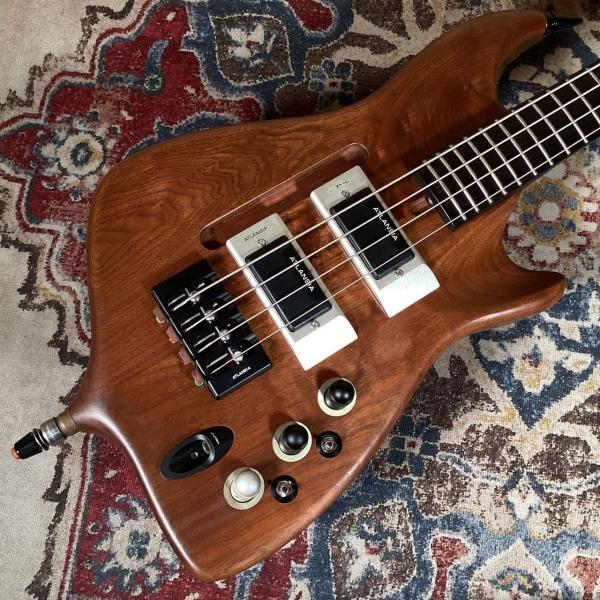 太いNECKを作り続けて40年、この心地よさは、あなたのベース観をも変えてしまうかもしれません。弾き続けても、疲れを感じさせない。もう手放せなくなるでしょう。よき理解者に出会えることを祈る。メイン機としてもファンアイテムとしても手に入れたい...