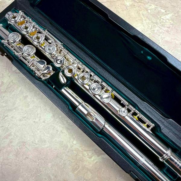 エントリーモデルのスタンダードシリーズ。アルタスでは妥協を極力排し、徹底したこだわりを持って製作しています。ハンドメイドモデルと同じ座金や、キイカップ、ポイントアーム、キイメカニズム等、クオリティの高さと優れたコストパフォーマンスを両立させた。