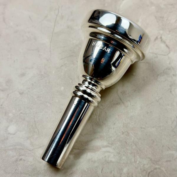 ティルツ社は、ヨーロッパを代表するマウスピース専門メーカーです。金管マウスピースのあらゆるモデルを製造し、デザイン、金属などすべての分野において響きのバランスを追求、その豊富なモデルバリエーションは1500種類以上にもなります。ティルツ社の...