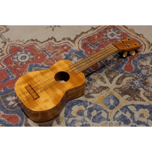 経年によるフレット周りの木部ひび割れ、ボディサイドに1箇所打痕あり。制作時に生じたと思われる木部の歪がヘッドにございますが、悪化するなどの問題はございません。現品画像