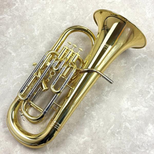 クセのない吹奏感と安定感。エントリーモデルにも最適なユーフォニアム。北宇治高校吹奏楽部の備品はクリアラッカー仕上げの楽器が多く、特別生産品を使用している。久石奏の使用楽器と同じモデルであり、田中あすか保有のYEP-621Sの塗装違いにあたる。