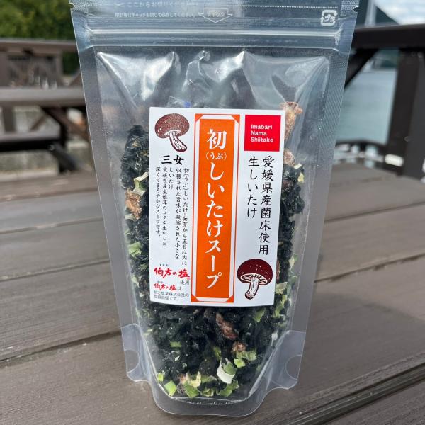 うぶしいたけとわかめ・ネギの入った風味ゆたかなスープのもとです。汁椀などに小さじ一杯程度（1人前）、熱いお湯を200ml入れて3〜5分程度で旨みたっぷりのスープが出来上がり。しいたけは少し歯ごたえがありますが、ガシガシとうま味を楽しんでくだ...
