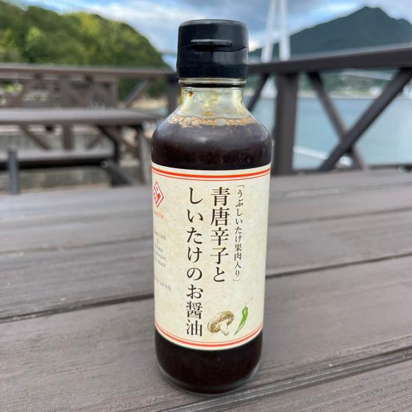 うぶしいたけの果肉と青唐辛子の入った少しピリ辛のクセになるお醤油です。お刺身や焼き魚、お肉にお野菜お漬物、冷や奴、卵かけご飯など、かけ醤油としてお使いいただけます。◆原材料名しょうゆ（国内製造）（小麦・大豆を含む）、米発酵調味料、しいたけ、...