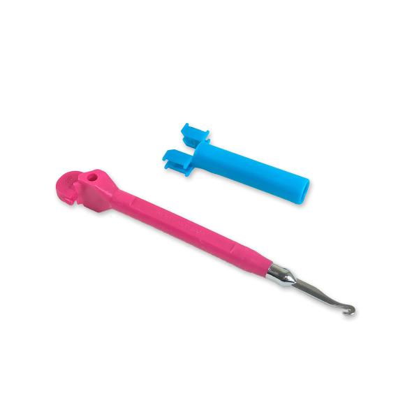 ルームバンドでは必須となった金属製編み針！針の部分が金属製になっているフックです！今では、みなさん使ってらっしゃる必須アイテム！細かい作業や、長時間の使用にも耐えられ、さらに蓋の部分で簡単で編むこともできる、万能フックです！当店独自の薄い色...