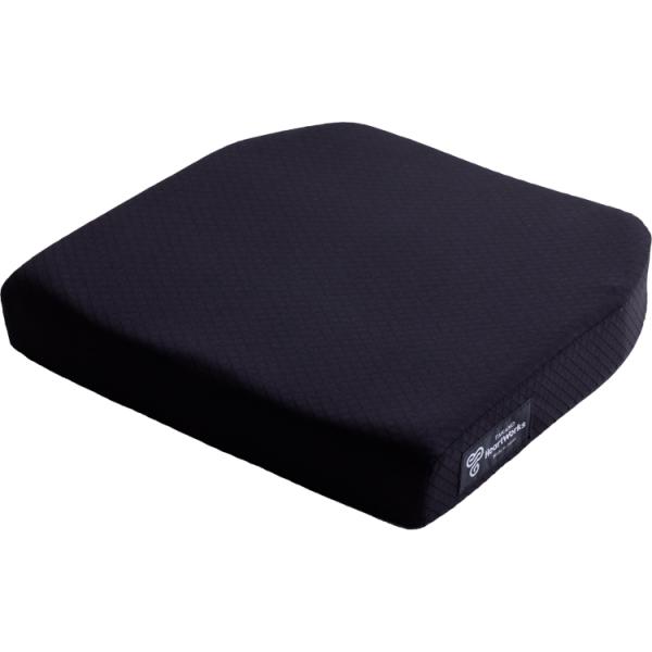 ●サイズ／幅38×奥行40×厚さ5.5（坐骨部）・6（大腿部）cm●重さ／約0.93kg●材質／アウターカバー：ポリエステル・ウレタンフィルム、インナーカバー：ポリウレタン・ポリエステル、中材：モールドウレタンフォーム・ラテックスフォーム●...